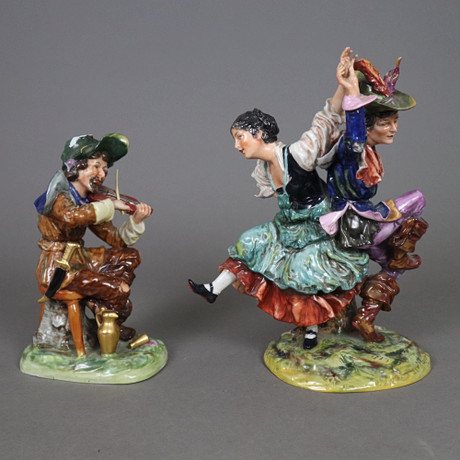 - Två PORSLINSFIGURER - Dansande par/Spelande violinist med vinkruka, i ...