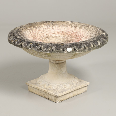 A CIRCULAR COMPOSITE MARBLE BIRD BATH. Furniture - Garden - Auctionet