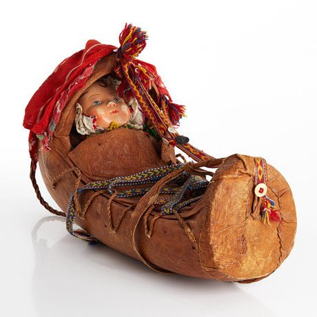 KOMSE, samisk vagga samt docka, 1900-tal. Övrigt - Övrigt - Auctionet