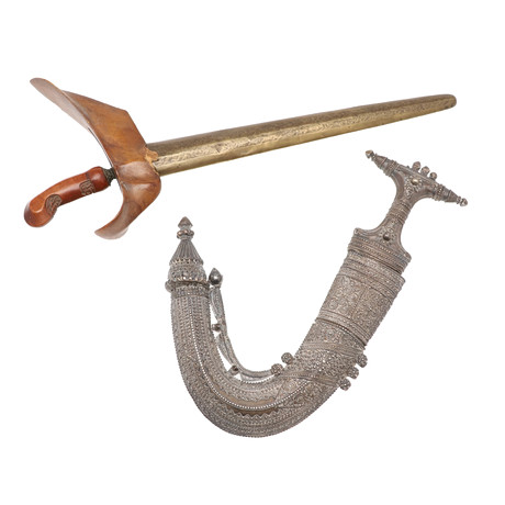 A SAUDI ARABIAN JAMBIYA/KHANJAR TYPE DAGGER AND SHEATH. Weapons ...