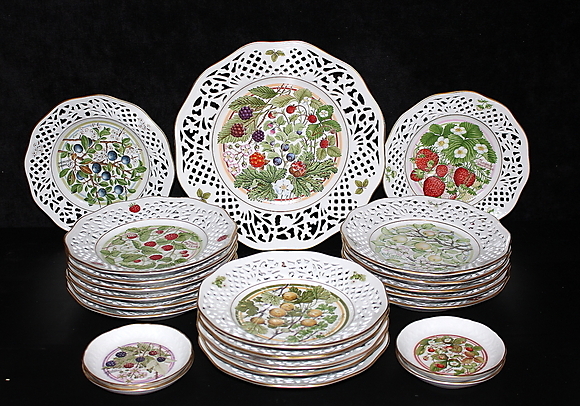 FRUIT SET, 23 pieces, porcelain with open edge, Fyrklövern L Helje ...