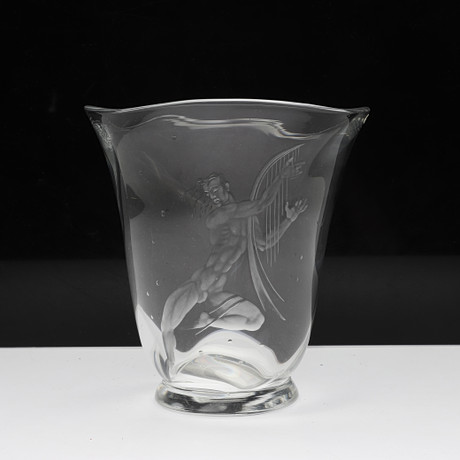 VICKE LINDSTRAND. Vas, slipad dekor, Orrefors, signerad. Glas ...