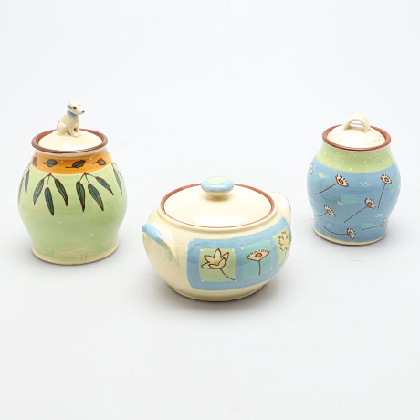 CLIO GRAHAM. TRE TÄCKTA KRUKOR. Konst - Skulptur - Auctionet