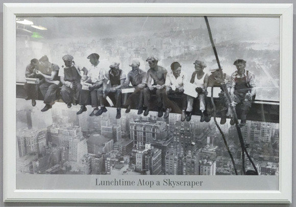 PLANSCH. "LUNCHTIME ATOP A SKYSCRAPER". Konst - Grafik - Auctionet