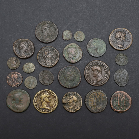 A COLLECTION OF ROMAN COINS TO INCLUDE SESTERTIUS AND OTHERS. Coins ...