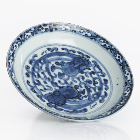 FAT, porslin, Kina, sen Ming (1368–1644), dekor av blommor och bladverk ...