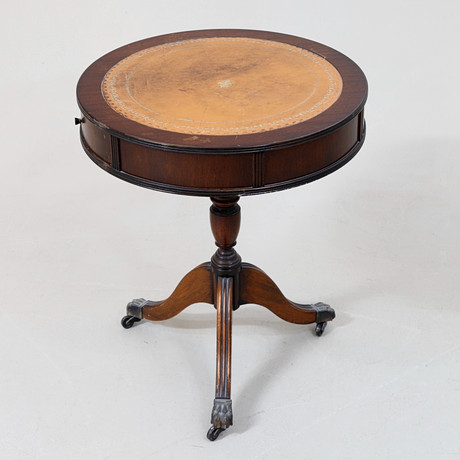 CAROUSEL TABLE, English style, 20th century. Furniture - Tables - Auctionet