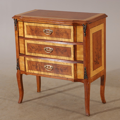Kommode, 3 Schubladen, Mahagoni/Birke mit gezeichneter Intarsienarbeit, Rokoko-Stil. Möbel ...