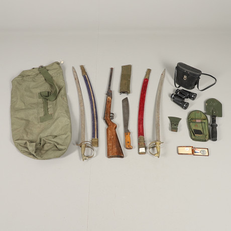 A SMALL COLLECTION OF MILITARIA RELATED ITEMS. Weapons & Militaria ...