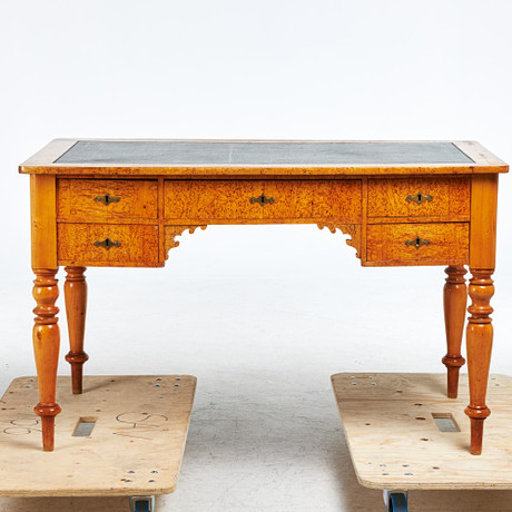 SKRIVBORD. 1800-talets slut, fanérad i masurbjörk, svarvade ben i björk ...