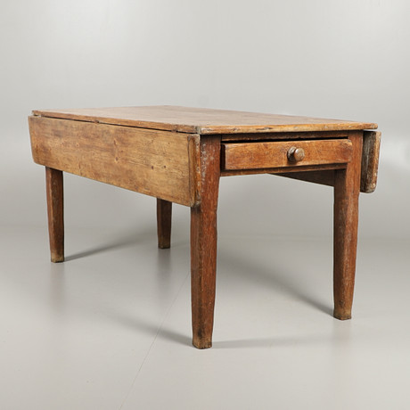 A 19TH CENTURY PINE DROP FLAP KITCHEN TABLE. Furniture - Tables - Auctionet
