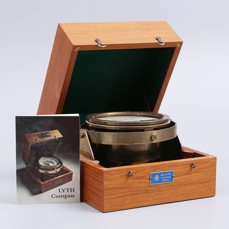 KOMPASS, hus i mässing, låda av teak, numrerad 40892, AB Lyth ...