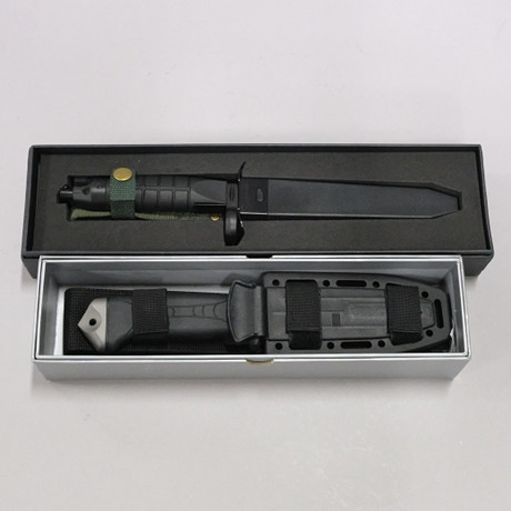 TVÅ KNIVREPLIKOR. AK4-BAJONETT, SAMT ASEK PILOTKNIV 440B. Vapen ...