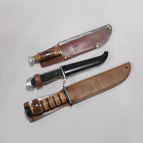 TRE KNIVREPLIKOR. Vapen & Militaria - Blankvapen - Auctionet