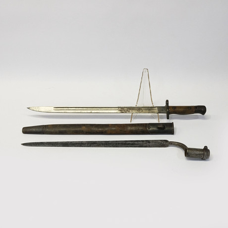 TWO BAYONETS. Weapons & Militaria - Edged weapons - Auctionet