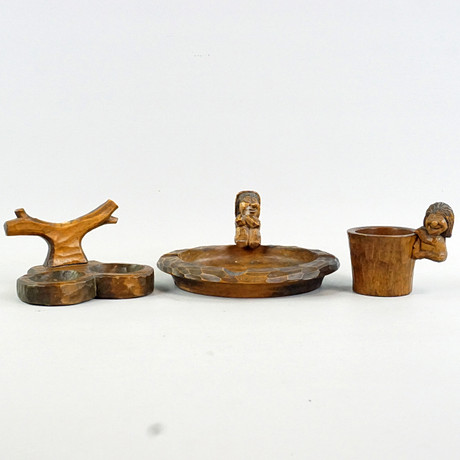 BENGT BRASK. Träsnidade rökattiraljer, 3 delar, signerade B.Brask, 1900 ...