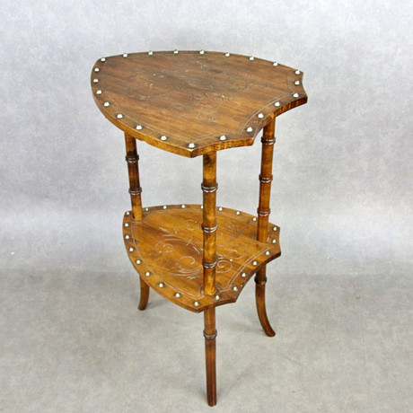 MESA AUXILIAR, madera lacada, con clavos, década de 1900. Muebles ...