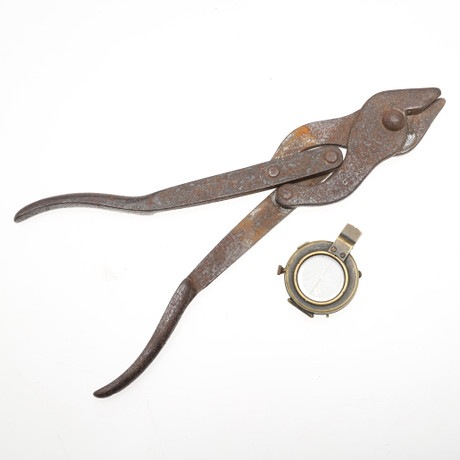 A PAIR OF WW1 FOLDING BARBED WIRE CUTTERS AND A WW1 MILITARY FIELD ...