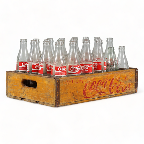 TRÄBACK med Coca-Cola flaskor, 1900-talet. Övrigt - Övrigt - Auctionet