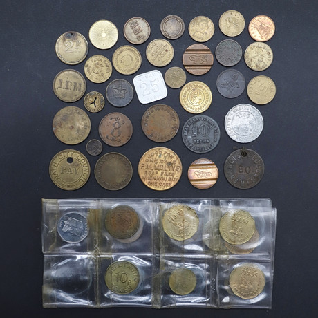 A MIXED COLLECTION OF TOKENS. Coins, Medals & Stamps - Coins - Auctionet