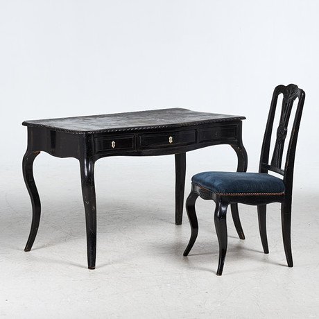 SKRIVBORD OCH STOL. Svart bemålad, tre lådor, rokokostil, svängda ben ...