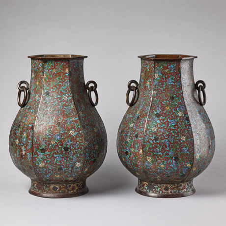 A PAIR OF JAPANESE HEXAGONAL CLOISONNÉ JARS. Asiatica - Auctionet