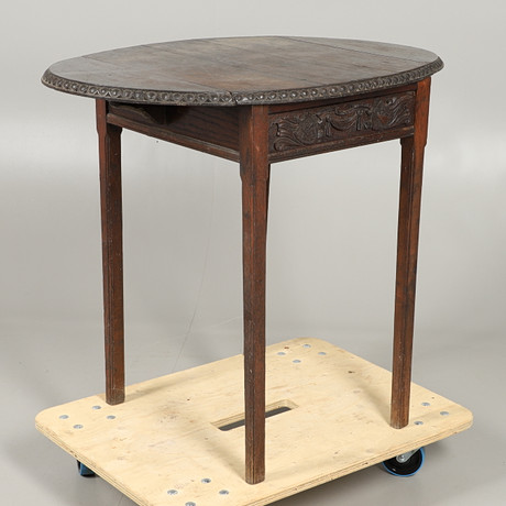 A CARVED OAK DROP FLAP SIDE TABLE. Furniture - Tables - Auctionet