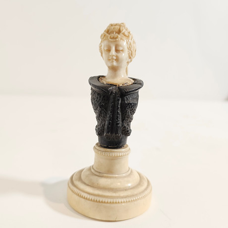 BYST AV EN KLASSISK DAM I BEN OCH SNIDAD TRÄKROPP. 1800-TALET. HÖJD 11 ...