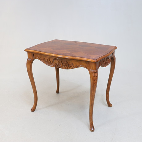 TABLE, rococo style, mahogany veneer, rhombus decoration, mid 20th ...