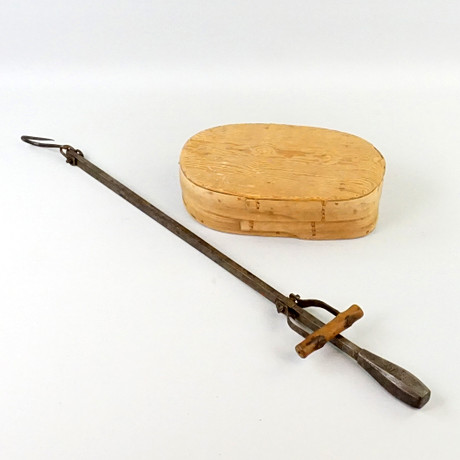 COMMON OBJECTS, 2 parts, sweeping box and besman, 19th century. Folk ...