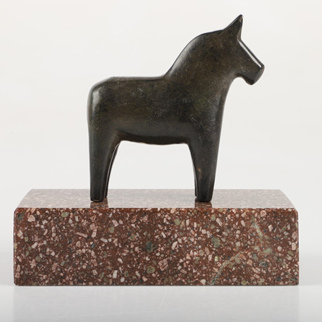 ANDREAS WARGENBRANT. Skulptur, dalahäst, brons med porfyrsockel ...