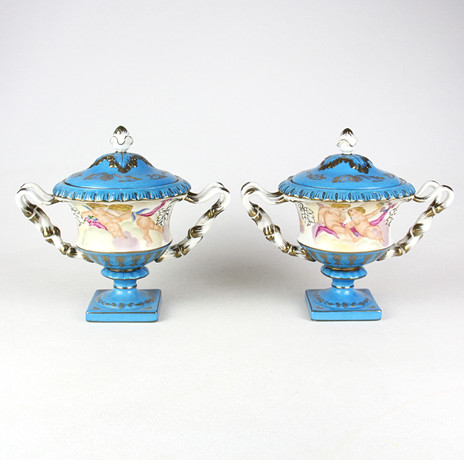 KONTINENTALA URNOR OCH OMSLAG. Keramik & Porslin - Europeiskt - Auctionet