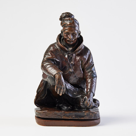 CHRISTIAN ERIKSSON. "Sittande lapp". Konst - Skulptur - Auctionet