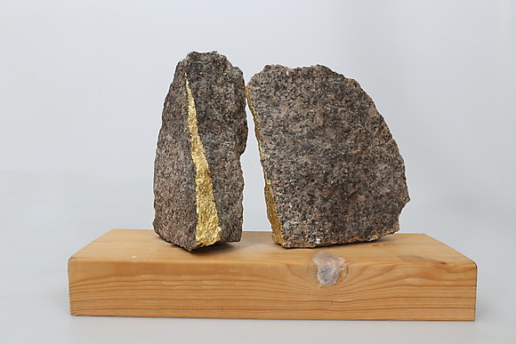 SUNE RUDNERT. Skulptur, patinierter Granit, Blattgold, "Unterbrochene ...