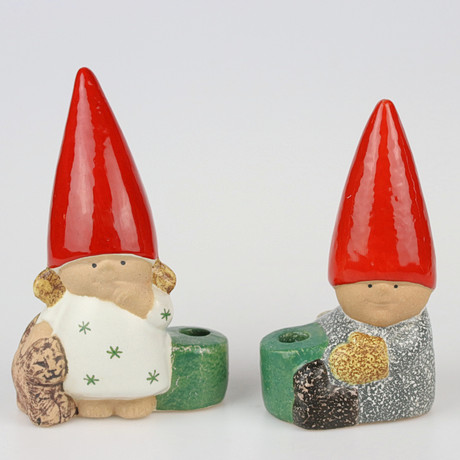 LISA LARSON. Ljusstakar, 2 delar, tomtar, delvis glaserat stengods ...