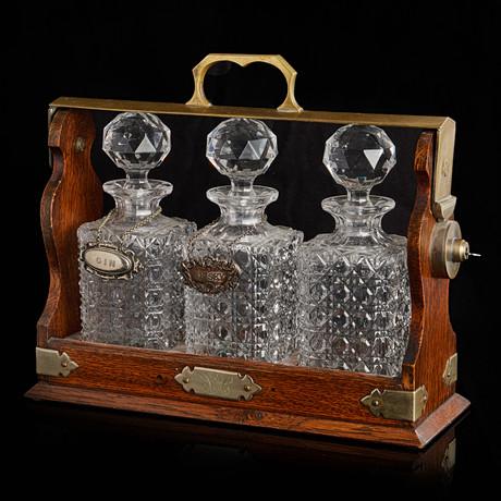 TANTALUS med tre karaffer, England, ek, mässing, karaffer i slipat ...