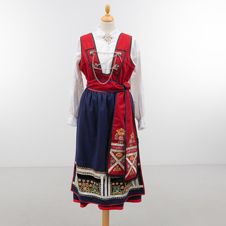 FOLKDRÄKT med smycken, dam, Värend, Småland, 1970-tal. Vintagekläder & Accessoarer - Auctionet