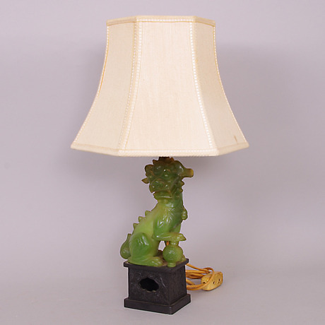 TABLE LAMP in the shape of a temple lion, China. Asiatica - Auctionet