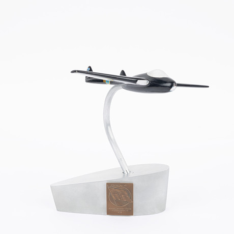 MODELLFLYGPLAN på stativ, J28 Vampire, metall. 1900-tal. Leksaker ...