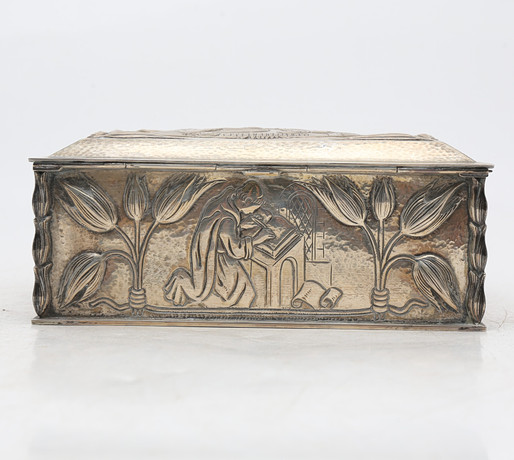 RAMON SUNYER CLARÀ. Embossed and engraved martelé silver box, circa ...