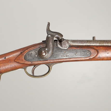 A 19TH CENTURY TOWER MARKED 1842 PATTERN PERCUSSION CARBINE. Weapons ...