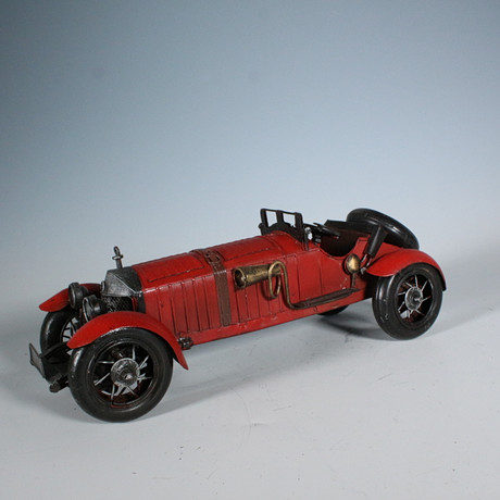 'Oldtimer' modellbil, plåt. Konst - Skulptur - Auctionet