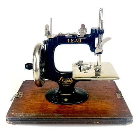 JAPANESE CASED SEWING MACHINE. Miscellaneous - Miscellaneous - Auctionet
