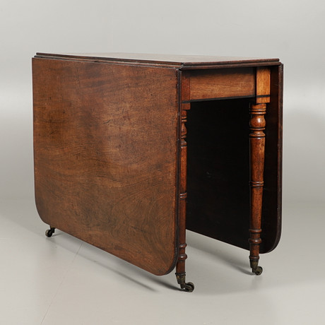 A 19TH CENTURY MAHOGANY DROP FLAP TABLE. Furniture - Tables - Auctionet