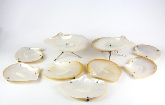 POLISHED SHELL CAKE SET. Miscellaneous - Miscellaneous - Auctionet