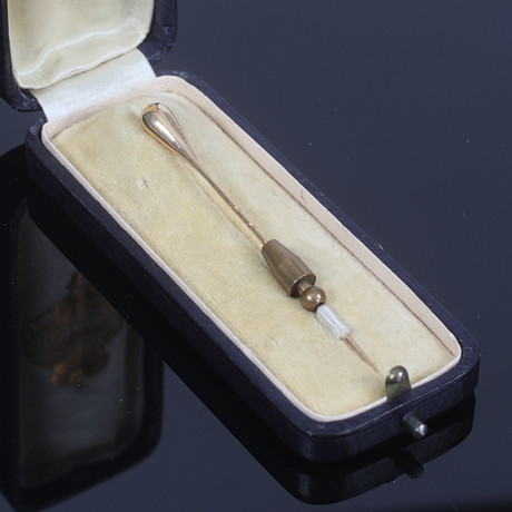 DROP PIN, 18k gold, C.G. Hallberg, Stockholm. 1920. Weight 1.2 grams ...