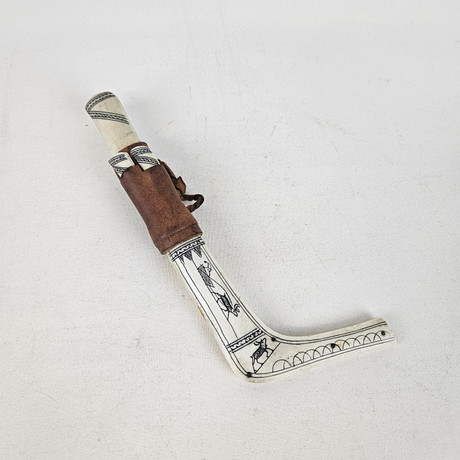 SAMEKNIV, så kallad "Trekniv", horn och läder, 1900-tal. Vapen ...
