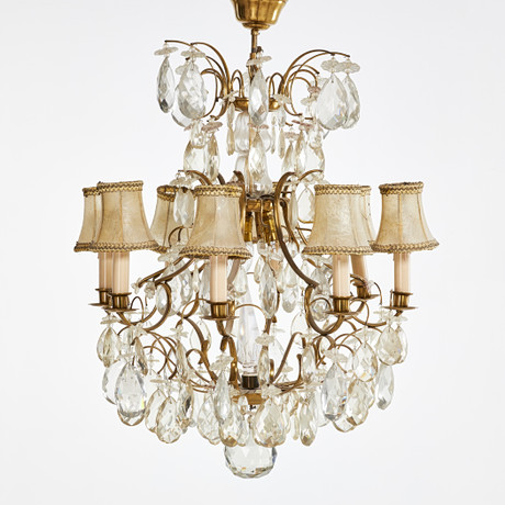 LJUSKRONA. Barockstil, stomme i mässing, behängd med olikformade ...