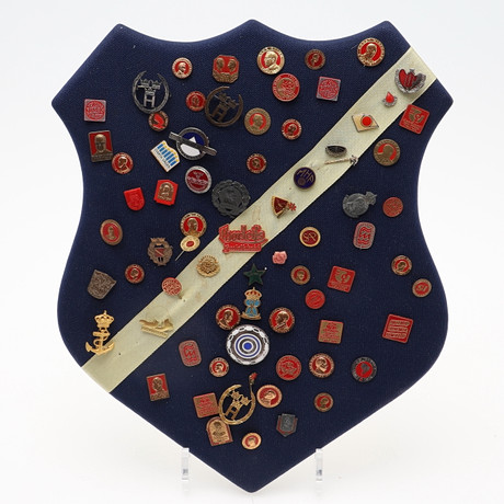 MILITÄRMÄRKEN OCH PINNS, på märkessköld, 1900-tal. Övrigt - Övrigt ...