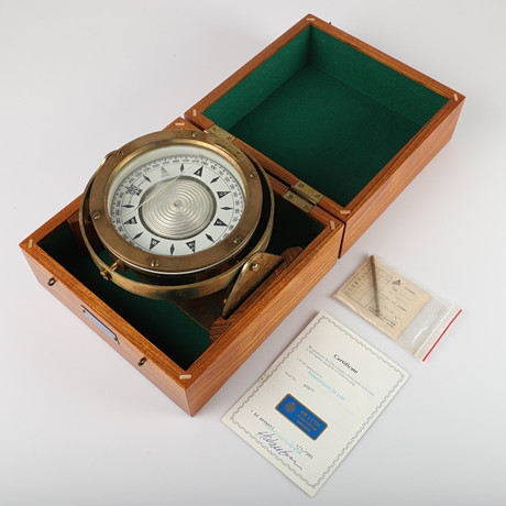 KOMPASS, mässing i låda av teak, numrerad 40911, AB Lyth, Stockholm ...